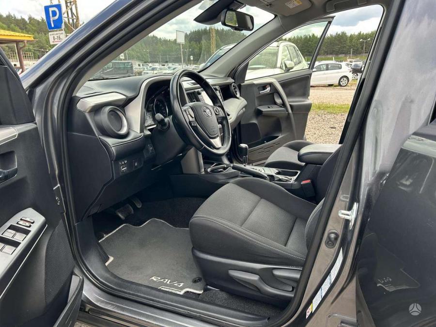 Grey Toyota RAV4 2017 in Vilnius, with an engine capacity of 2.49 L and mileage of 177 thousand km for 16300 €, photo 20 on AUTOMOTO.COM.LV