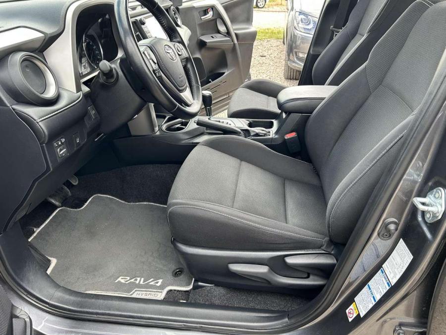 Grey Toyota RAV4 2017 in Vilnius, with an engine capacity of 2.49 L and mileage of 177 thousand km for 16300 €, photo 21 on AUTOMOTO.COM.LV