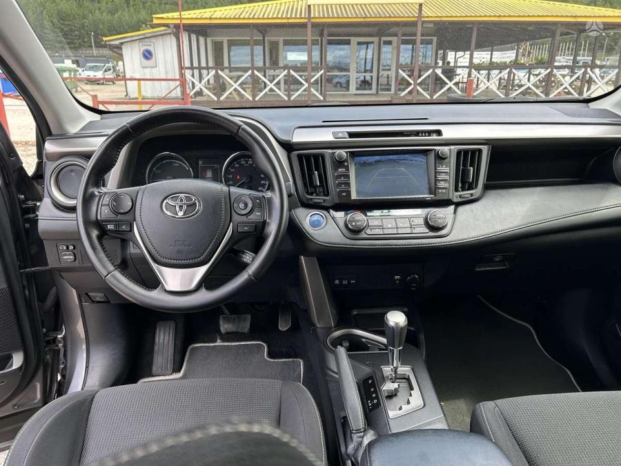 Grey Toyota RAV4 2017 in Vilnius, with an engine capacity of 2.49 L and mileage of 177 thousand km for 16300 €, photo 23 on AUTOMOTO.COM.LV