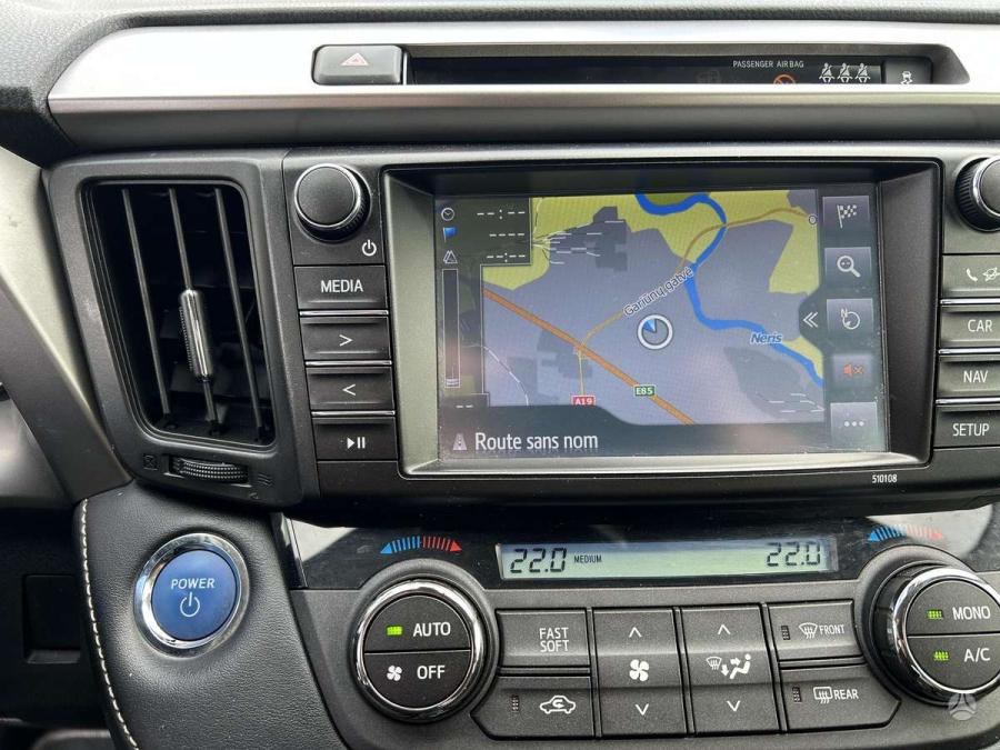 Grey Toyota RAV4 2017 in Vilnius, with an engine capacity of 2.49 L and mileage of 177 thousand km for 16300 €, photo 24 on AUTOMOTO.COM.LV