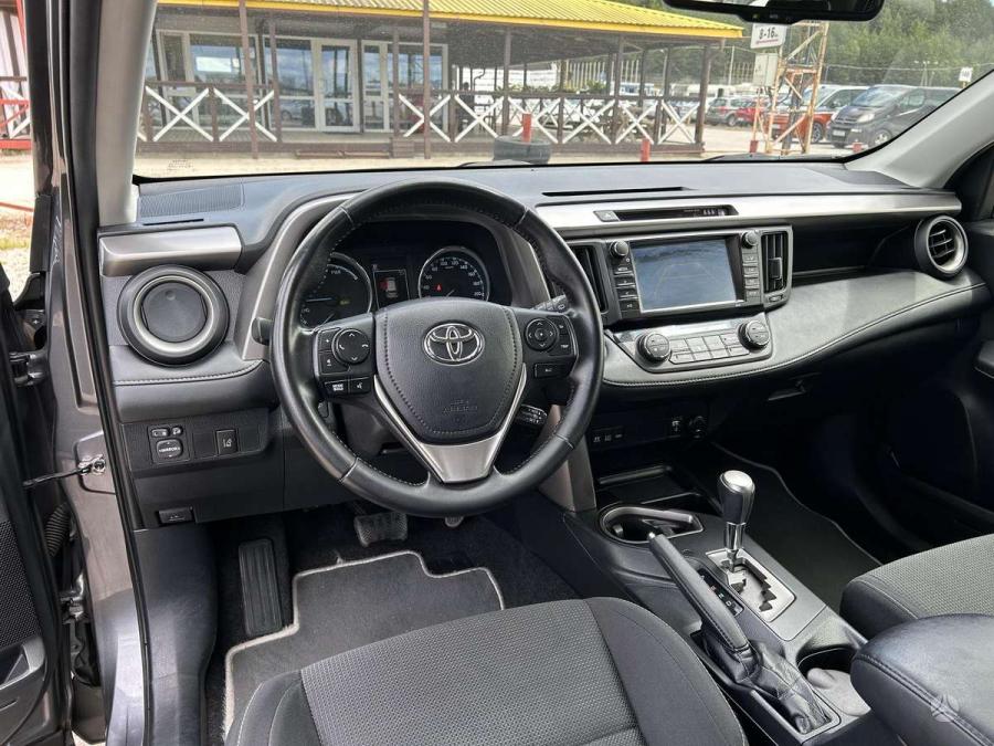 Grey Toyota RAV4 2017 in Vilnius, with an engine capacity of 2.49 L and mileage of 177 thousand km for 16300 €, photo 27 on AUTOMOTO.COM.LV
