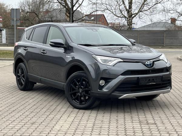 Grey Toyota RAV4 2017 in Riga, with an engine capacity of 2.50 L and mileage of 192 thousand km for 17990 €, photo 1 on AUTOMOTO.COM.LV