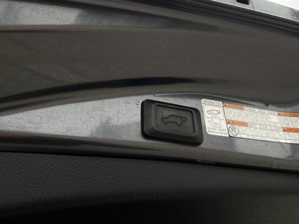Grey Toyota RAV4 2017 in Riga, with an engine capacity of 2.50 L and mileage of 192 thousand km for 17990 €, photo 8 on AUTOMOTO.COM.LV