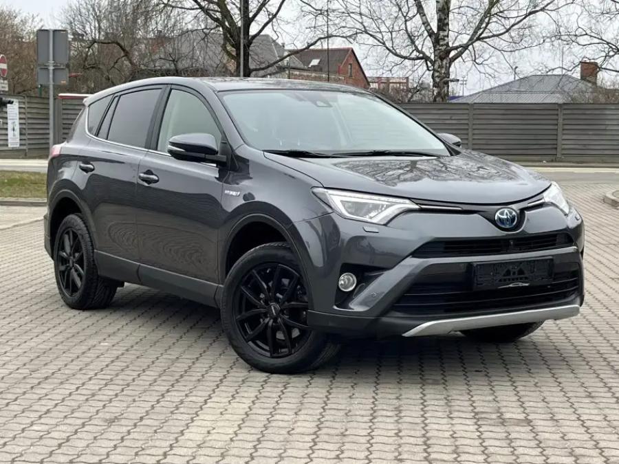 Grey Toyota RAV4 2017 in Jelgava, with an engine capacity of 2.50 L and mileage of 192 thousand km for 13790 €, photo 1 on AUTOMOTO.COM.LV