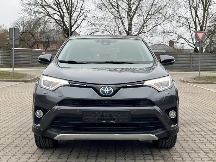 Grey Toyota RAV4 2017 in Jelgava, with an engine capacity of 2.50 L and mileage of 192 thousand km for 13790 €, photo 3 on AUTOMOTO.COM.LV