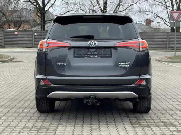 Grey Toyota RAV4 2017 in Jelgava, with an engine capacity of 2.50 L and mileage of 192 thousand km for 13790 €, photo 5 on AUTOMOTO.COM.LV