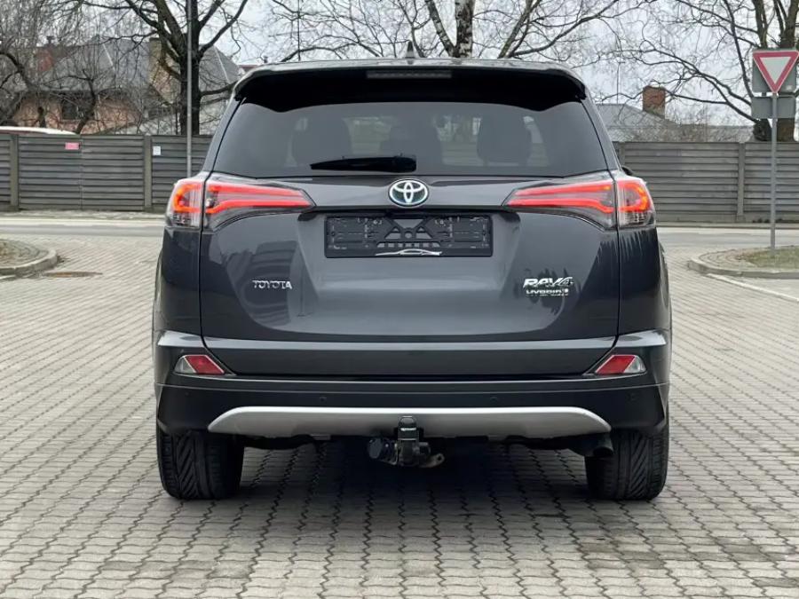 Grey Toyota RAV4 2017 in Jelgava, with an engine capacity of 2.50 L and mileage of 192 thousand km for 13790 €, photo 6 on AUTOMOTO.COM.LV