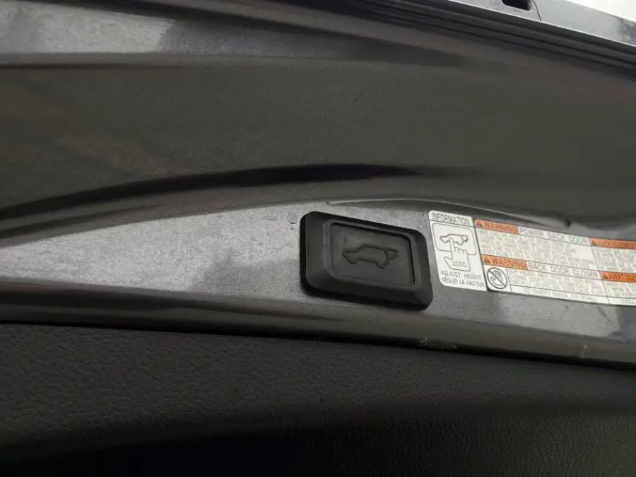 Grey Toyota RAV4 2017 in Jelgava, with an engine capacity of 2.50 L and mileage of 192 thousand km for 13790 €, photo 9 on AUTOMOTO.COM.LV