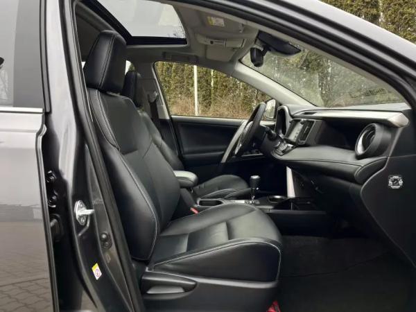 Grey Toyota RAV4 2017 in Jelgava, with an engine capacity of 2.50 L and mileage of 192 thousand km for 13790 €, photo 10 on AUTOMOTO.COM.LV