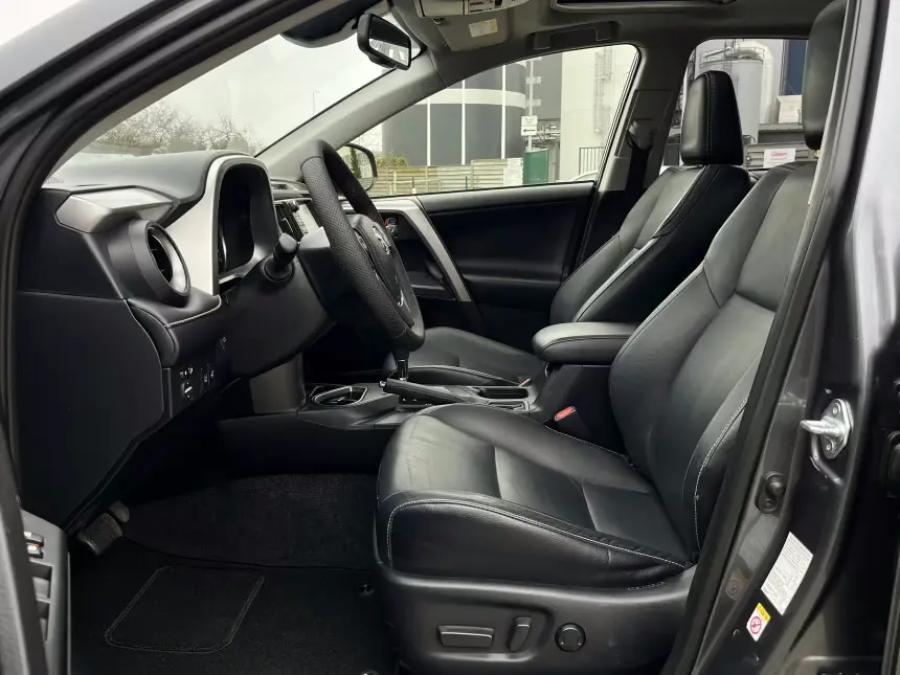 Grey Toyota RAV4 2017 in Jelgava, with an engine capacity of 2.50 L and mileage of 192 thousand km for 13790 €, photo 12 on AUTOMOTO.COM.LV