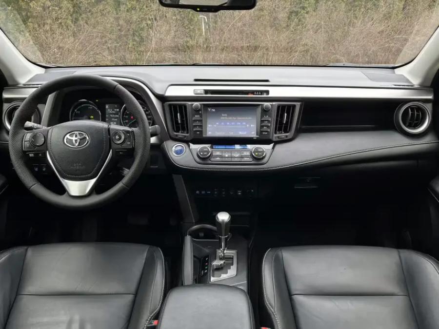 Grey Toyota RAV4 2017 in Jelgava, with an engine capacity of 2.50 L and mileage of 192 thousand km for 13790 €, photo 15 on AUTOMOTO.COM.LV