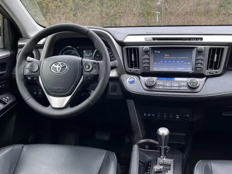 Grey Toyota RAV4 2017 in Jelgava, with an engine capacity of 2.50 L and mileage of 192 thousand km for 13790 €, photo 17 on AUTOMOTO.COM.LV