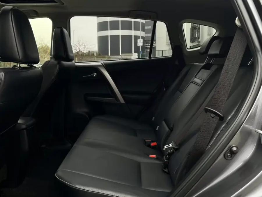 Grey Toyota RAV4 2017 in Jelgava, with an engine capacity of 2.50 L and mileage of 192 thousand km for 13790 €, photo 19 on AUTOMOTO.COM.LV
