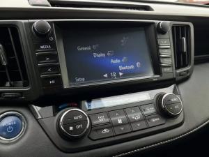 Grey Toyota RAV4 2017 in Jelgava, with an engine capacity of 2.50 L and mileage of 192 thousand km for 13790 €, photo 24 on AUTOMOTO.COM.LV