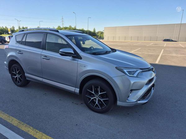 Grey Toyota RAV4 2017 in Kaunas, with an engine capacity of 2.49 L and mileage of 118 thousand km for 20700 €, photo 1 on AUTOMOTO.COM.LV