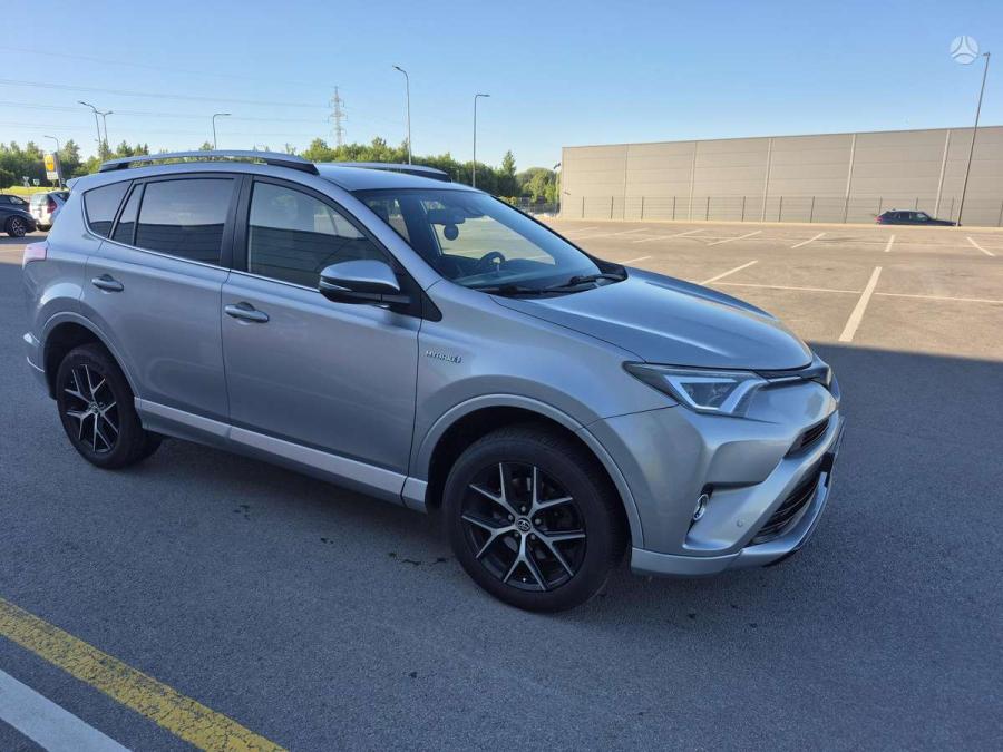 Pelēks Toyota RAV4 2017 Kauņa, ar dzinēja tilpumu 2.49 L un nobraukumu 118 tūkst. km par 20700 €, foto 1 vietnē AUTOMOTO.COM.LV
