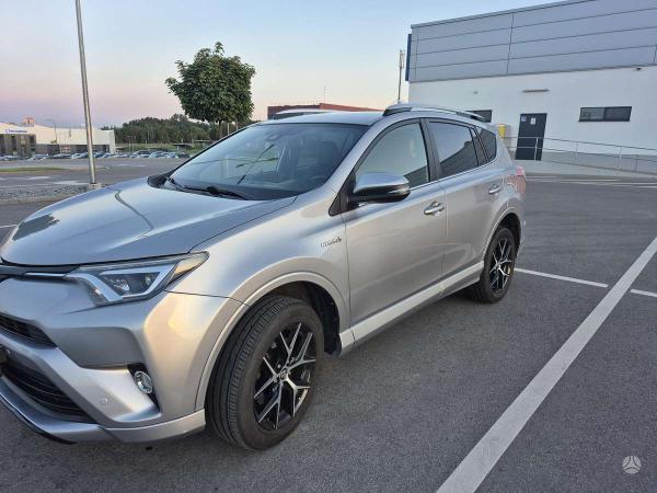 Grey Toyota RAV4 2017 in Kaunas, with an engine capacity of 2.49 L and mileage of 118 thousand km for 20700 €, photo 2 on AUTOMOTO.COM.LV