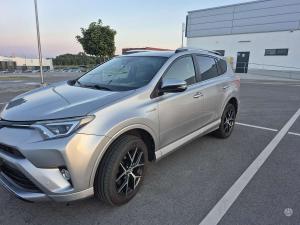 Pelēks Toyota RAV4 2017 Kauņa, ar dzinēja tilpumu 2.49 L un nobraukumu 118 tūkst. km par 20700 €, foto 3 vietnē AUTOMOTO.COM.LV