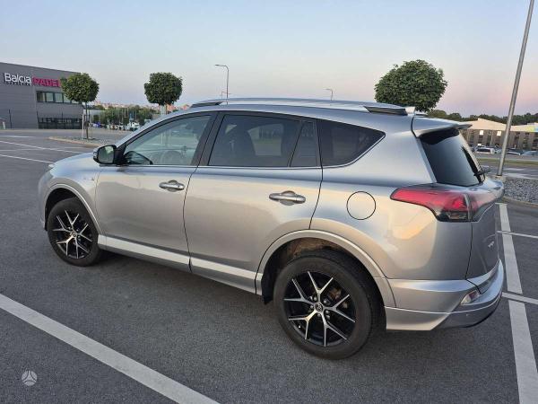 Grey Toyota RAV4 2017 in Kaunas, with an engine capacity of 2.49 L and mileage of 118 thousand km for 20700 €, photo 3 on AUTOMOTO.COM.LV