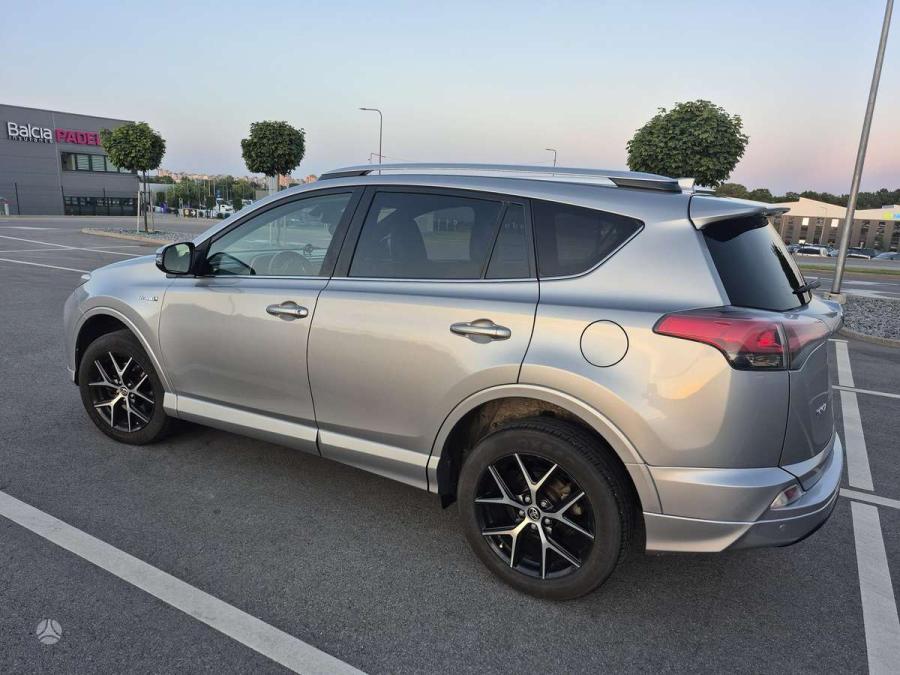 Pelēks Toyota RAV4 2017 Kauņa, ar dzinēja tilpumu 2.49 L un nobraukumu 118 tūkst. km par 20700 €, foto 4 vietnē AUTOMOTO.COM.LV