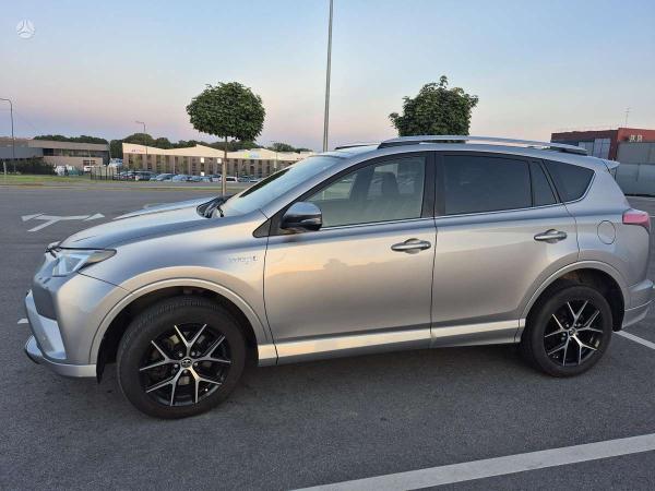 Grey Toyota RAV4 2017 in Kaunas, with an engine capacity of 2.49 L and mileage of 118 thousand km for 20700 €, photo 4 on AUTOMOTO.COM.LV