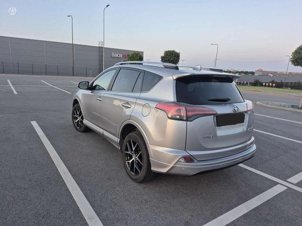 Grey Toyota RAV4 2017 in Kaunas, with an engine capacity of 2.49 L and mileage of 118 thousand km for 20700 €, photo 5 on AUTOMOTO.COM.LV