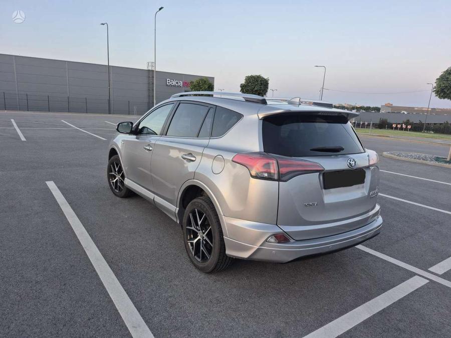 Pelēks Toyota RAV4 2017 Kauņa, ar dzinēja tilpumu 2.49 L un nobraukumu 118 tūkst. km par 20700 €, foto 6 vietnē AUTOMOTO.COM.LV