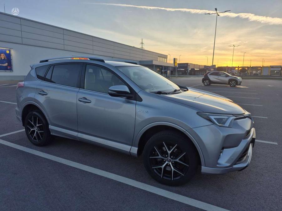 Pelēks Toyota RAV4 2017 Kauņa, ar dzinēja tilpumu 2.49 L un nobraukumu 118 tūkst. km par 20700 €, foto 7 vietnē AUTOMOTO.COM.LV