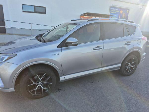 Grey Toyota RAV4 2017 in Kaunas, with an engine capacity of 2.49 L and mileage of 118 thousand km for 20700 €, photo 7 on AUTOMOTO.COM.LV
