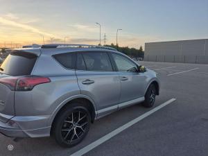 Pelēks Toyota RAV4 2017 Kauņa, ar dzinēja tilpumu 2.49 L un nobraukumu 118 tūkst. km par 20700 €, foto 9 vietnē AUTOMOTO.COM.LV