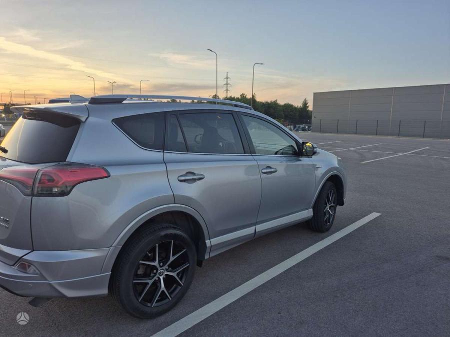 Pelēks Toyota RAV4 2017 Kauņa, ar dzinēja tilpumu 2.49 L un nobraukumu 118 tūkst. km par 20700 €, foto 9 vietnē AUTOMOTO.COM.LV