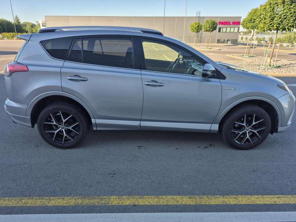 Grey Toyota RAV4 2017 in Kaunas, with an engine capacity of 2.49 L and mileage of 118 thousand km for 20700 €, photo 9 on AUTOMOTO.COM.LV