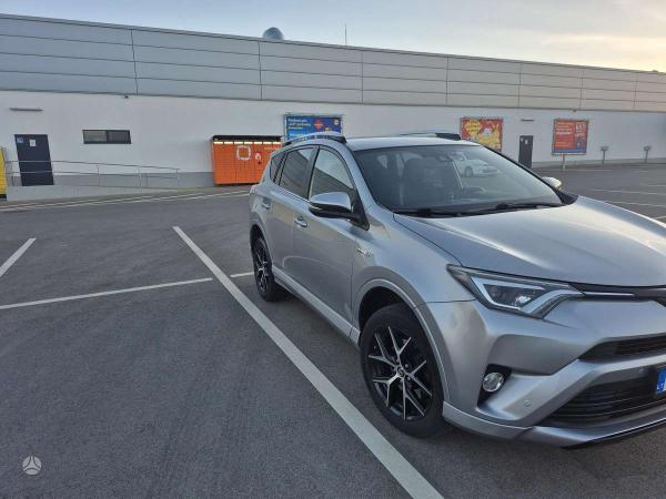 Grey Toyota RAV4 2017 in Kaunas, with an engine capacity of 2.49 L and mileage of 118 thousand km for 20700 €, photo 10 on AUTOMOTO.COM.LV