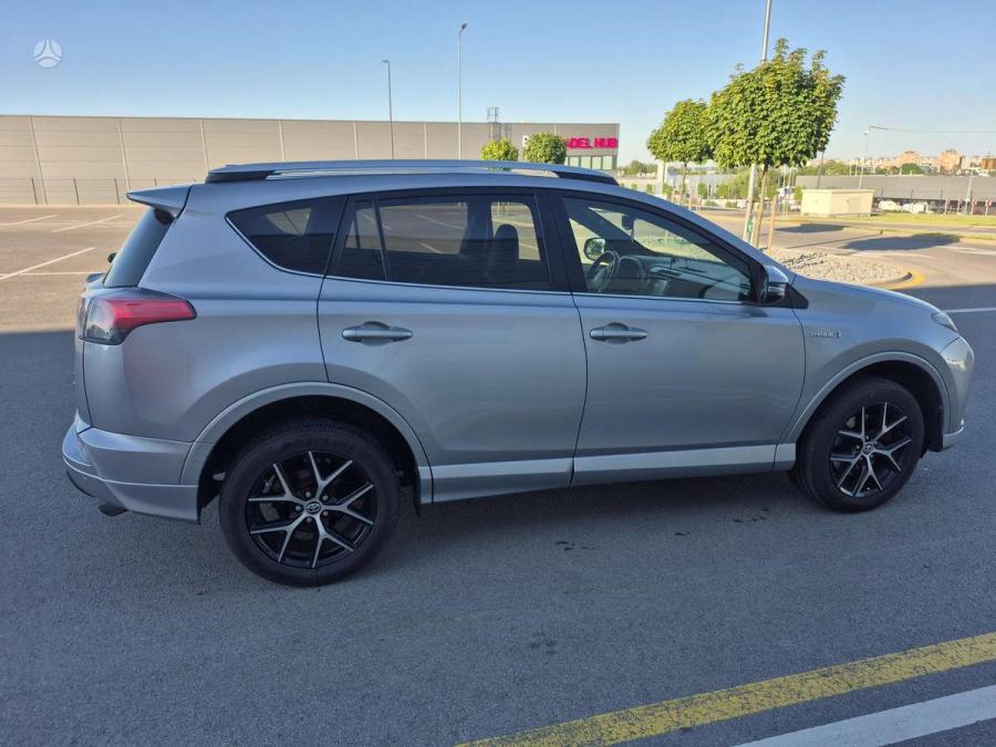 Pelēks Toyota RAV4 2017 Kauņa, ar dzinēja tilpumu 2.49 L un nobraukumu 118 tūkst. km par 20700 €, foto 12 vietnē AUTOMOTO.COM.LV