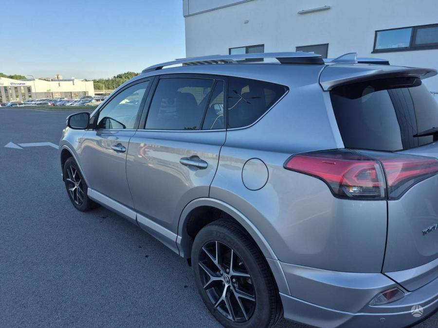 Pelēks Toyota RAV4 2017 Kauņa, ar dzinēja tilpumu 2.49 L un nobraukumu 118 tūkst. km par 20700 €, foto 15 vietnē AUTOMOTO.COM.LV
