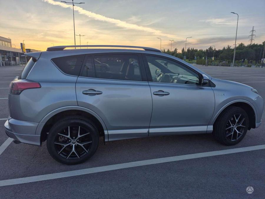 Pelēks Toyota RAV4 2017 Kauņa, ar dzinēja tilpumu 2.49 L un nobraukumu 118 tūkst. km par 20700 €, foto 20 vietnē AUTOMOTO.COM.LV