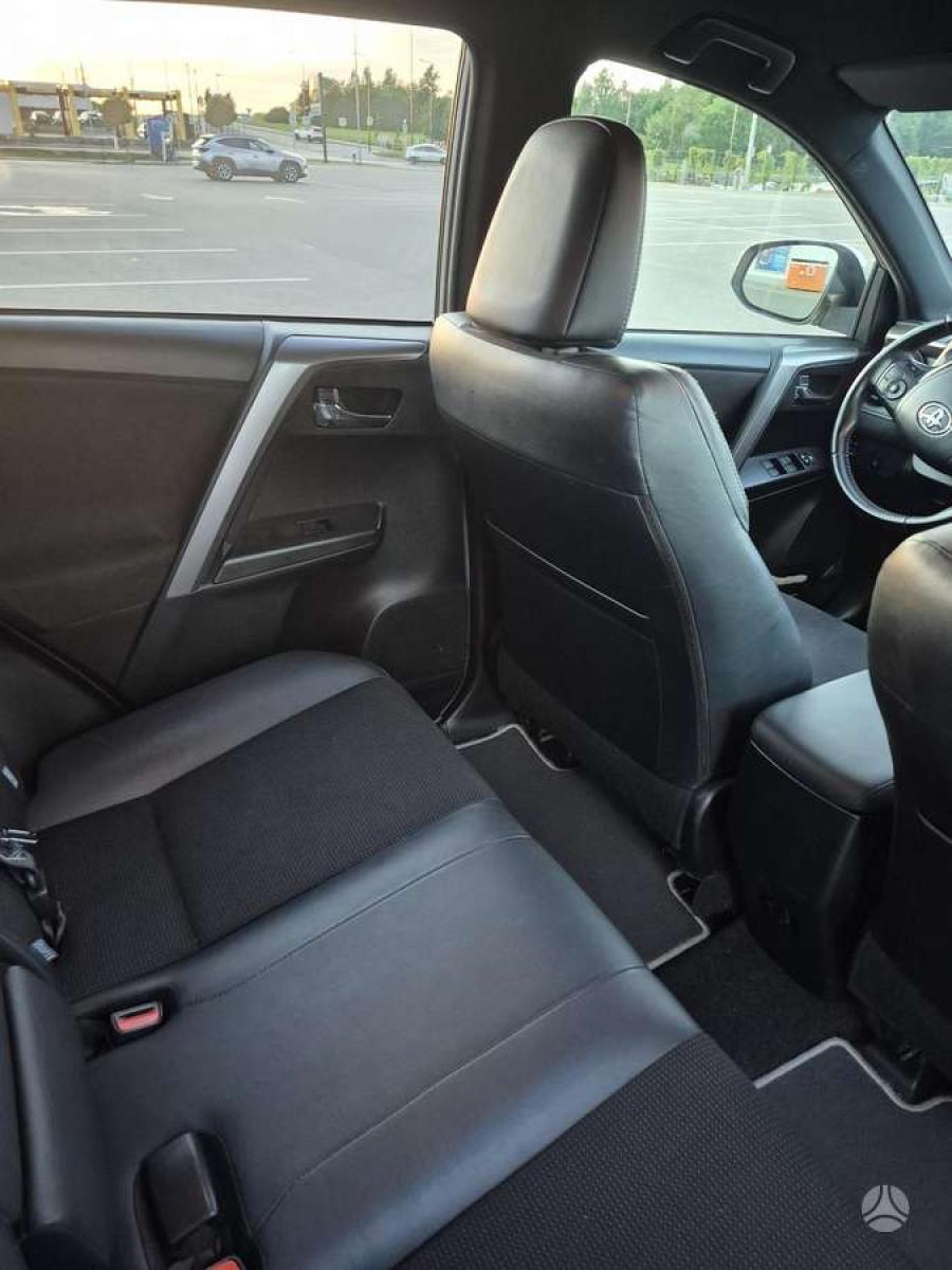 Pelēks Toyota RAV4 2017 Kauņa, ar dzinēja tilpumu 2.49 L un nobraukumu 118 tūkst. km par 20700 €, foto 22 vietnē AUTOMOTO.COM.LV