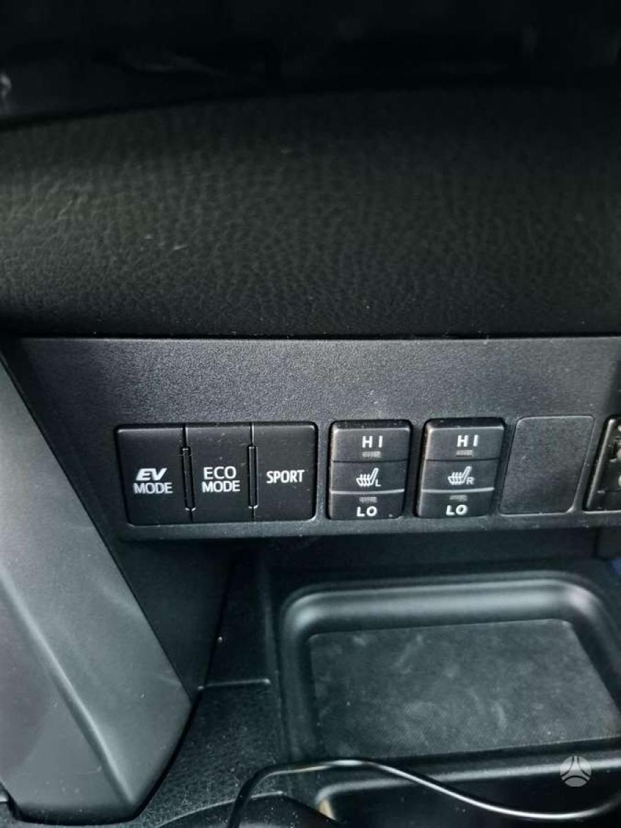 Pelēks Toyota RAV4 2017 Kauņa, ar dzinēja tilpumu 2.49 L un nobraukumu 118 tūkst. km par 20700 €, foto 24 vietnē AUTOMOTO.COM.LV