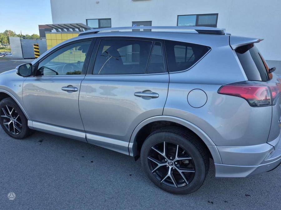 Pelēks Toyota RAV4 2017 Kauņa, ar dzinēja tilpumu 2.49 L un nobraukumu 118 tūkst. km par 20700 €, foto 32 vietnē AUTOMOTO.COM.LV