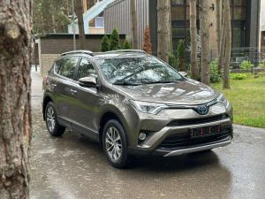 Grey Toyota RAV4 2017 in Vilnius, with an engine capacity of 2.49 L and mileage of 241 thousand km for 16500 €, photo  on AUTOMOTO.COM.LV