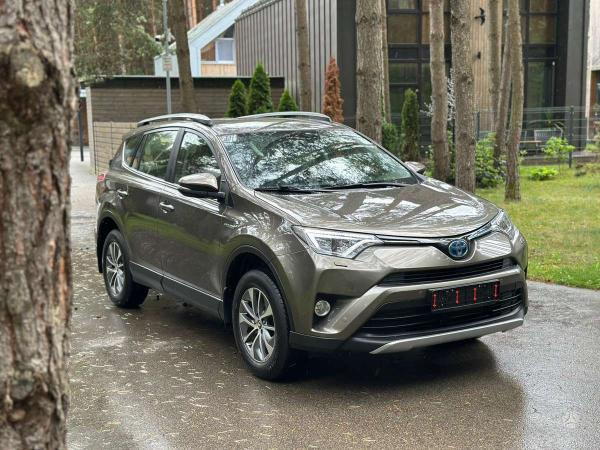 Grey Toyota RAV4 2017 in Vilnius, with an engine capacity of 2.49 L and mileage of 241 thousand km for 16500 €, photo 1 on AUTOMOTO.COM.LV