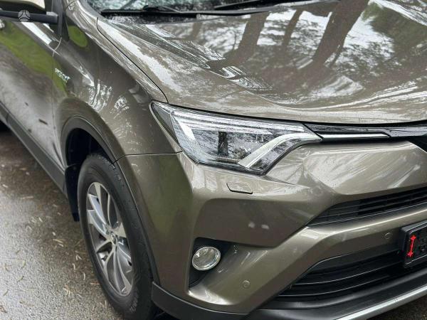 Grey Toyota RAV4 2017 in Vilnius, with an engine capacity of 2.49 L and mileage of 241 thousand km for 16500 €, photo 2 on AUTOMOTO.COM.LV