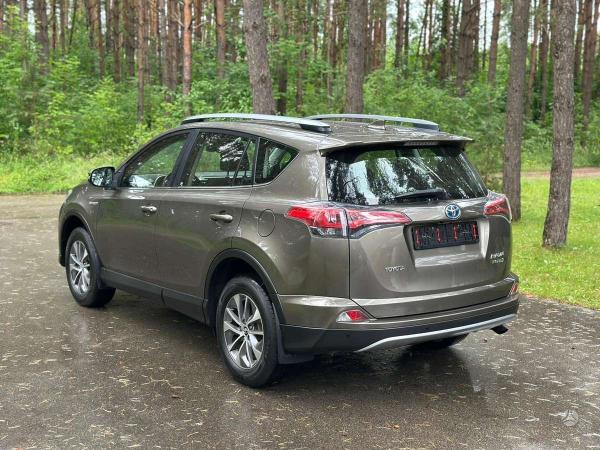 Grey Toyota RAV4 2017 in Vilnius, with an engine capacity of 2.49 L and mileage of 241 thousand km for 16500 €, photo 5 on AUTOMOTO.COM.LV