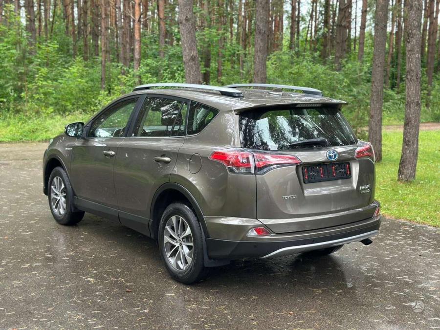 Pelēks Toyota RAV4 2017 Viļņa, ar dzinēja tilpumu 2.49 L un nobraukumu 241 tūkst. km par 16500 €, foto 6 vietnē AUTOMOTO.COM.LV