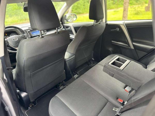 Grey Toyota RAV4 2017 in Vilnius, with an engine capacity of 2.49 L and mileage of 241 thousand km for 16500 €, photo 9 on AUTOMOTO.COM.LV