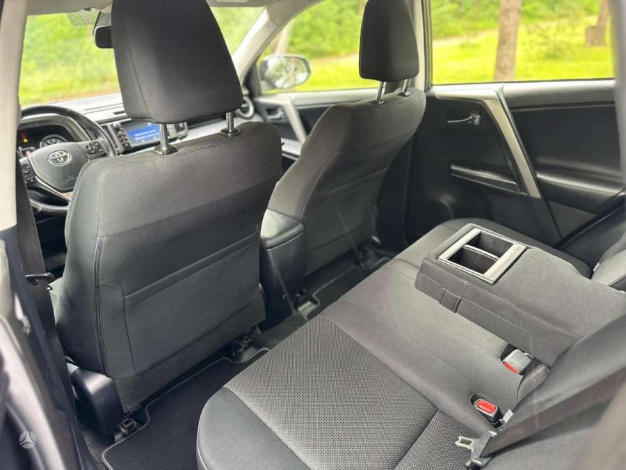 Pelēks Toyota RAV4 2017 Viļņa, ar dzinēja tilpumu 2.49 L un nobraukumu 241 tūkst. km par 16500 €, foto 10 vietnē AUTOMOTO.COM.LV