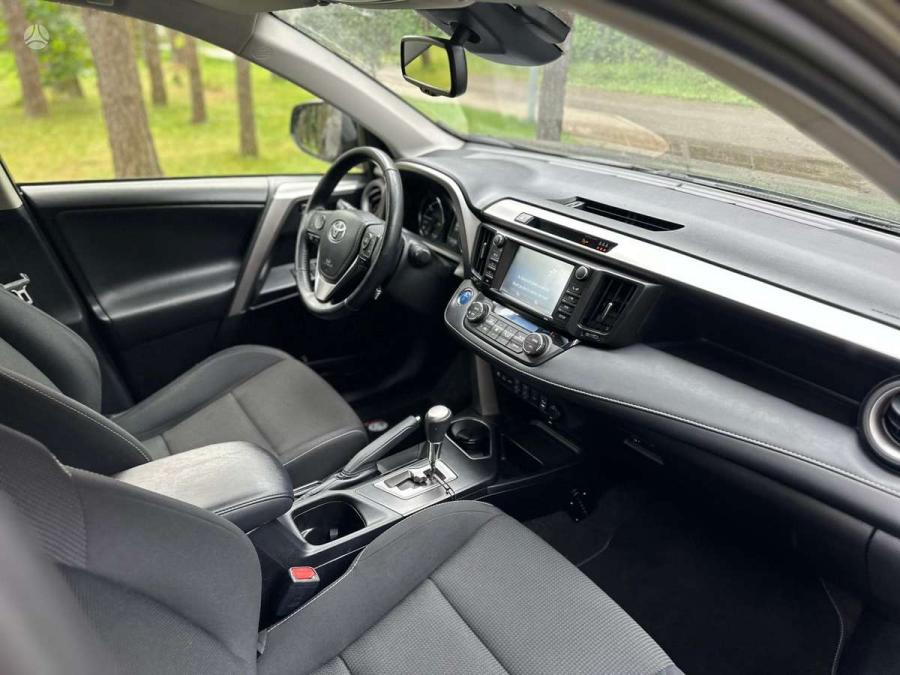 Pelēks Toyota RAV4 2017 Viļņa, ar dzinēja tilpumu 2.49 L un nobraukumu 241 tūkst. km par 16500 €, foto 12 vietnē AUTOMOTO.COM.LV
