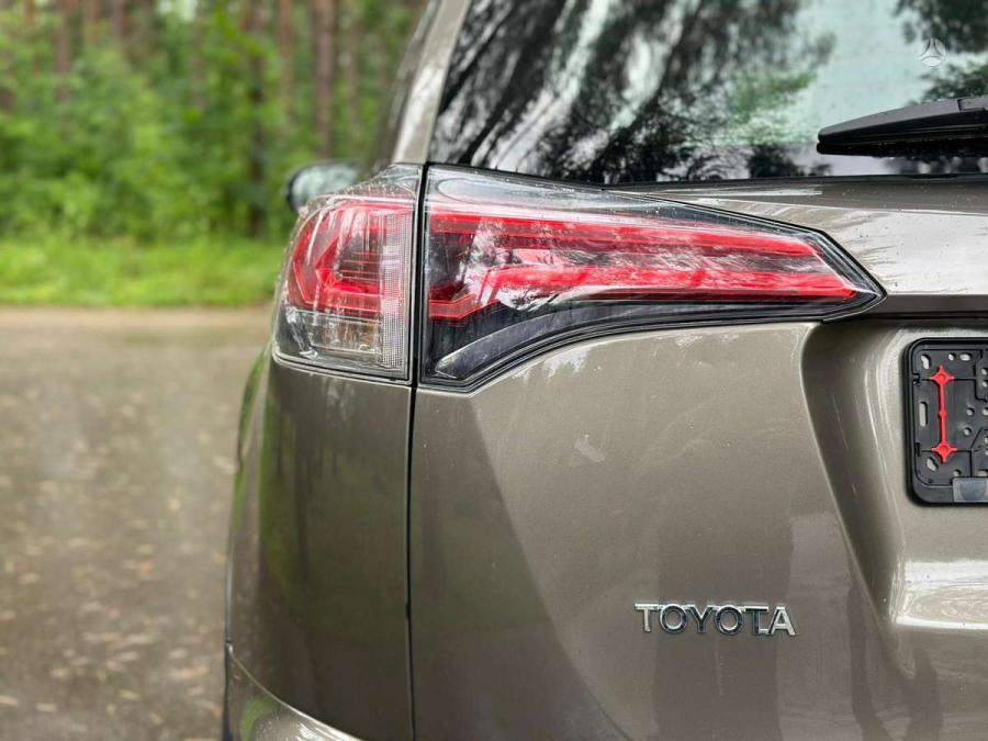 Pelēks Toyota RAV4 2017 Viļņa, ar dzinēja tilpumu 2.49 L un nobraukumu 241 tūkst. km par 16500 €, foto 18 vietnē AUTOMOTO.COM.LV