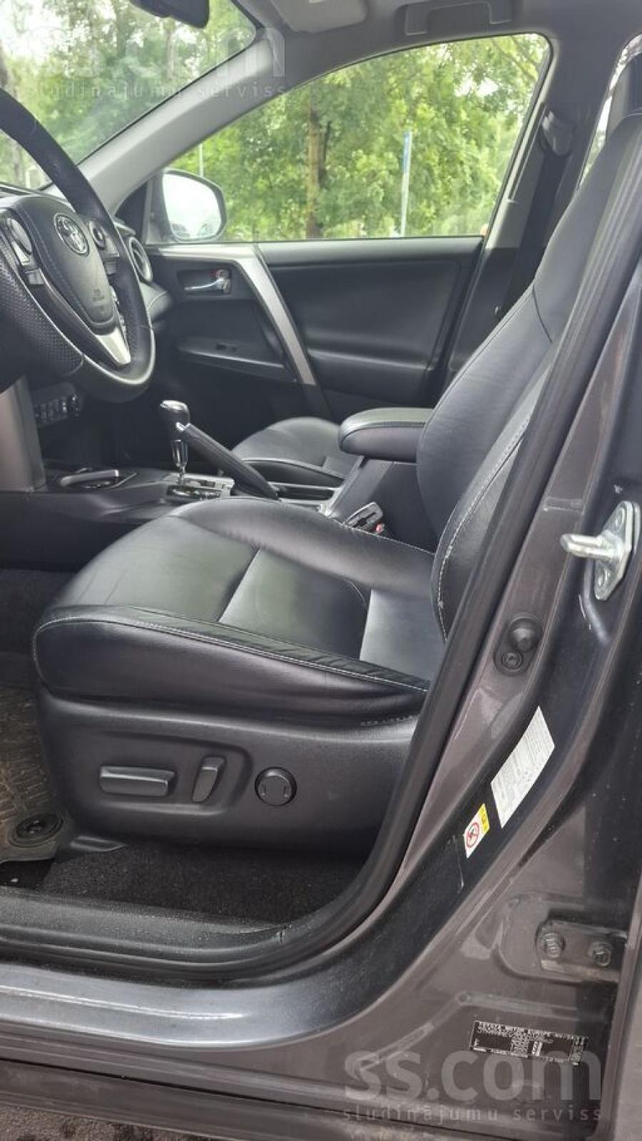 Grey Toyota RAV4 2017 in Riga, with an engine capacity of 2.50 L and mileage of 200 thousand km for 16400 €, photo 1 on AUTOMOTO.COM.LV