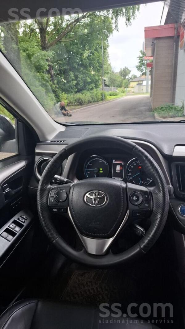 Grey Toyota RAV4 2017 in Riga, with an engine capacity of 2.50 L and mileage of 200 thousand km for 16400 €, photo 2 on AUTOMOTO.COM.LV